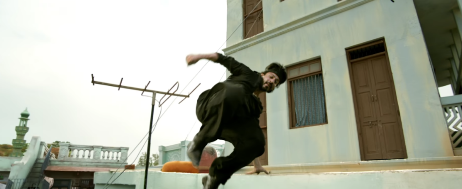 Shah Rukh is back with a thrilling chase sequence in 'Raees.' after ...